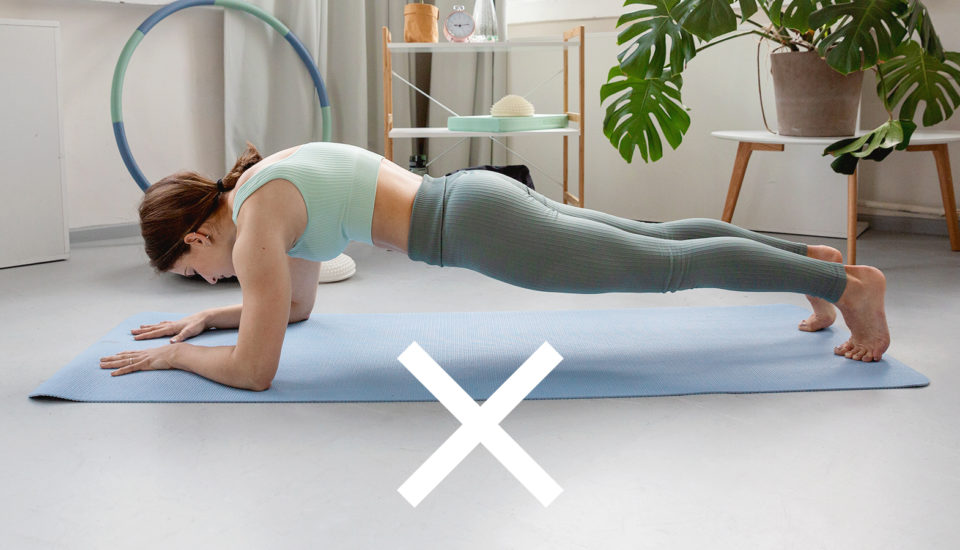 Plank neboli prkno. Oblíbený cvik, při kterém se často chybuje. Víte ...